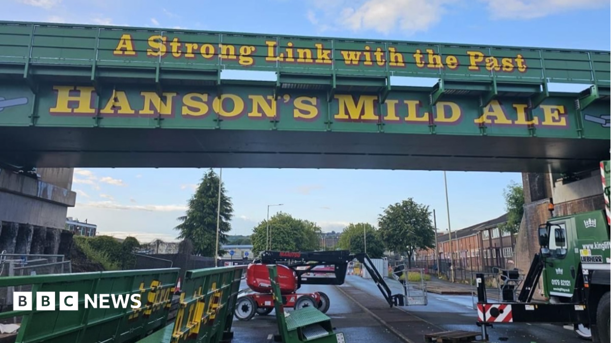 Landmark Tipton bridge wins heritage prize - BBC News