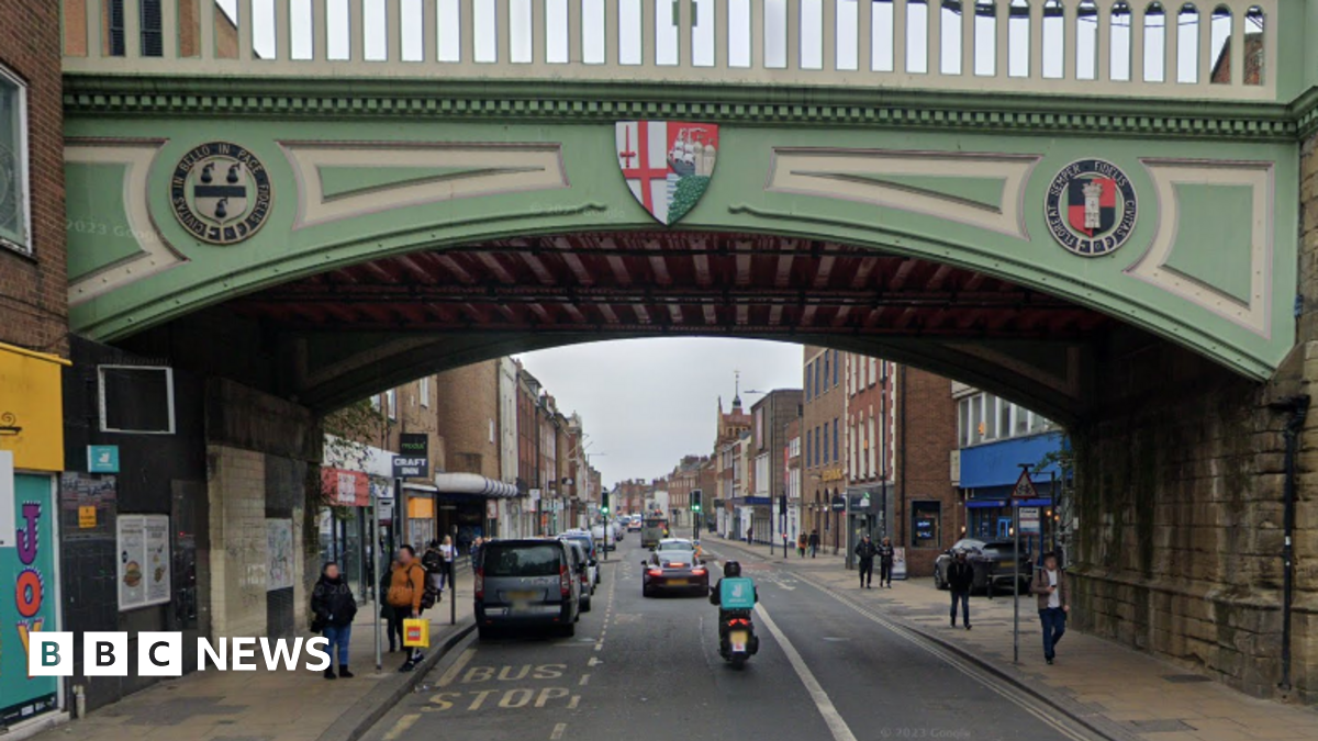 Takeaway demolished for Worcester's Arches development - BBC News