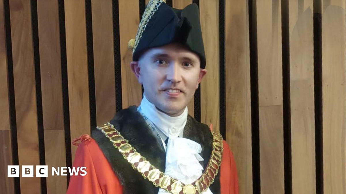 Corby's mayor steps down after Labour Party suspension - BBC News