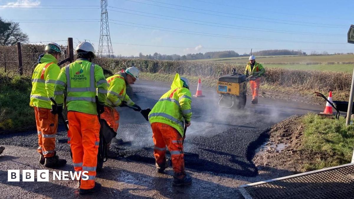 Pothole-fixing machines a 'game-changer' for Wiltshire's roads - BBC News