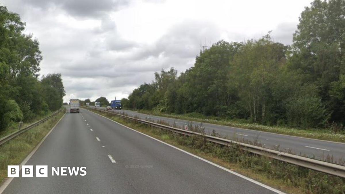 A303: Major dual carriageway closed by HGV crash - BBC News