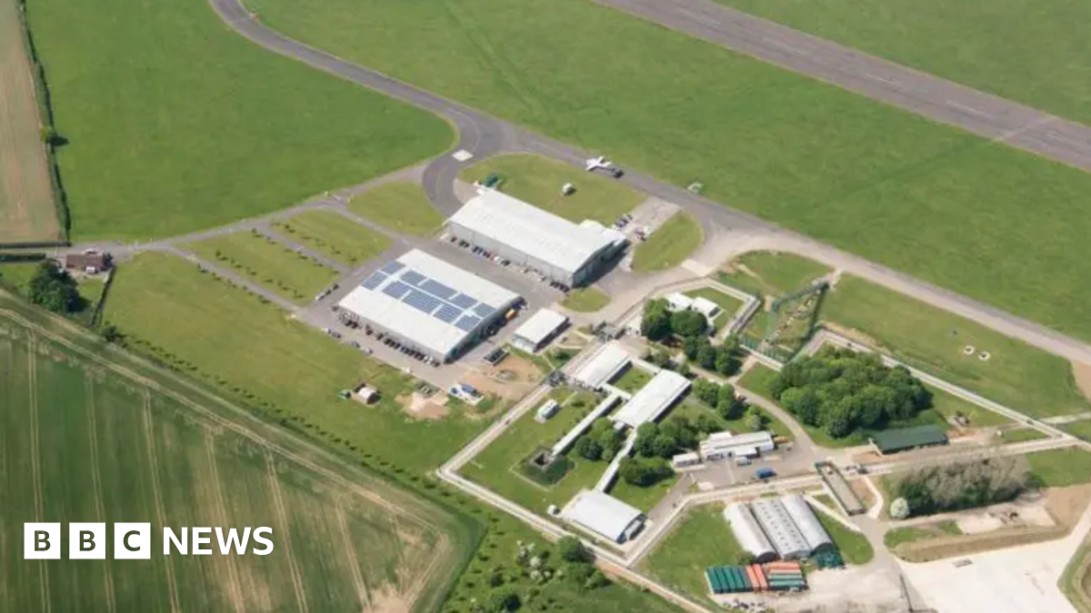 Bypass plan for proposed new town at Chalgrove Airfield dropped - BBC News