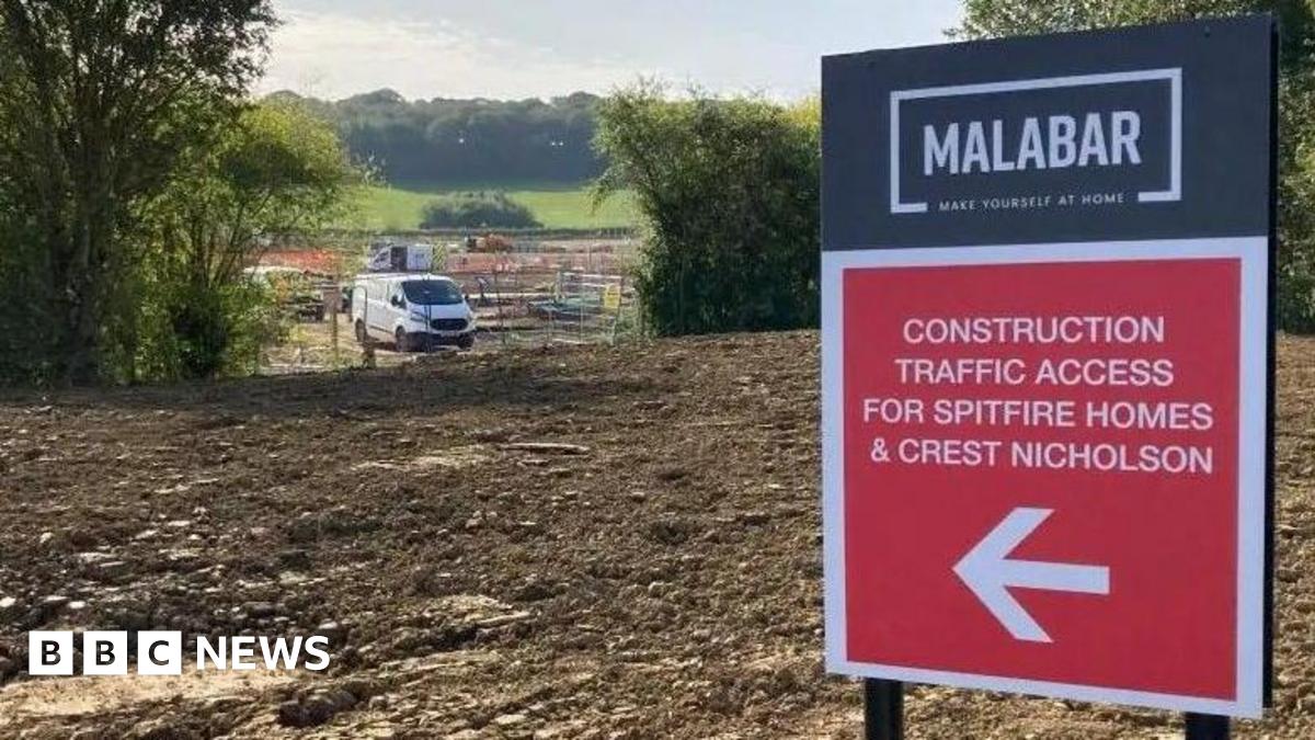 Plans for 128 homes on Daventry farmland given green light - BBC News