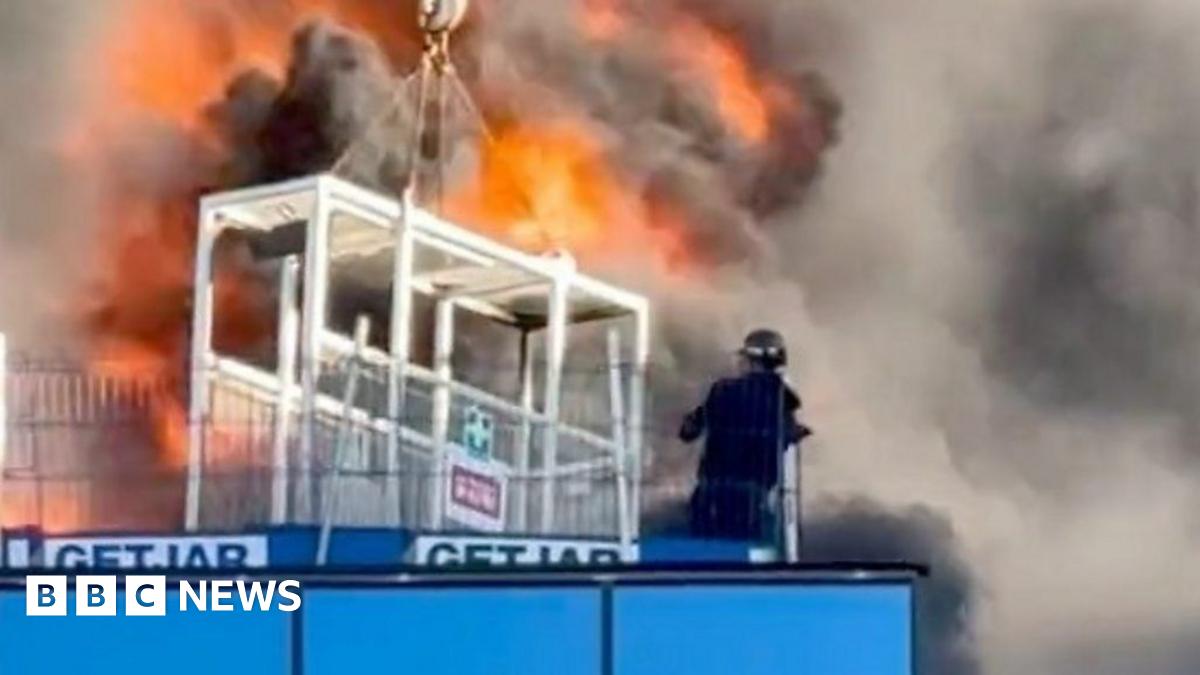 Reading fire: Station Hill blaze and crane rescue one year on - BBC News