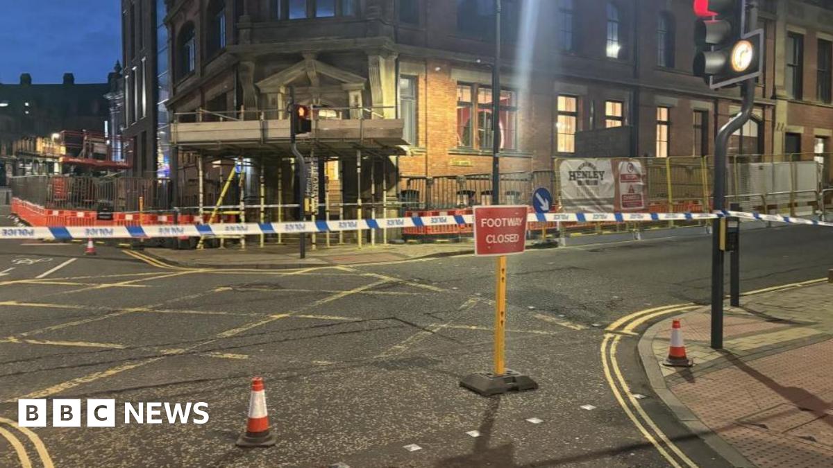 Two seriously injured in Leeds crash - BBC News