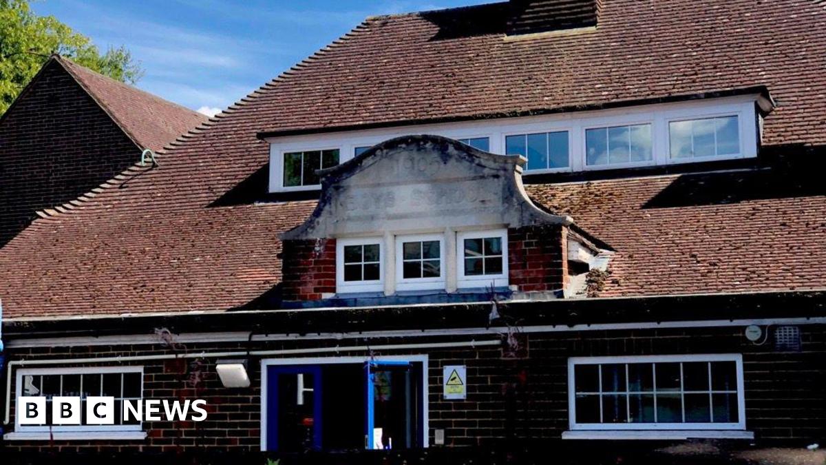 The Surrey schools yet to make decision on a two week half term - BBC News