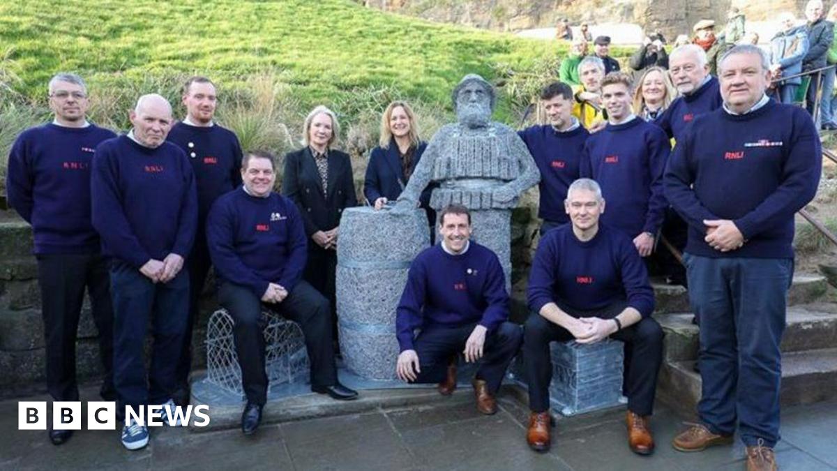 Statue unveiled in Whitby to mark 200 years of RNLI - BBC News
