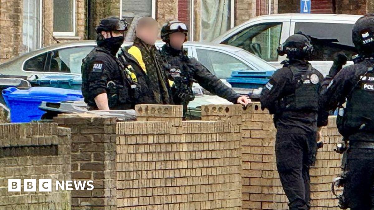 Armed police arrest man in raid on Hull house - BBC News