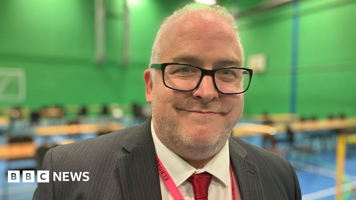 Redditch council leader suspended by Labour and steps down - BBC News