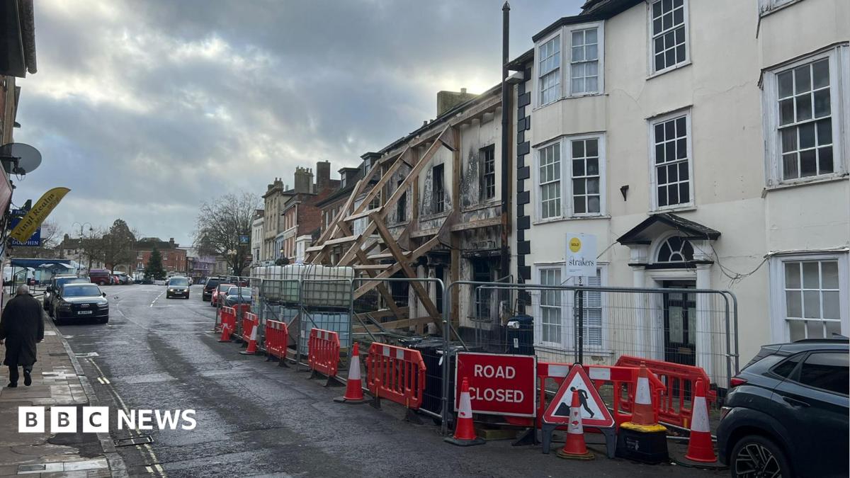 Partial road closure in Devizes remains a year after fire - BBC News