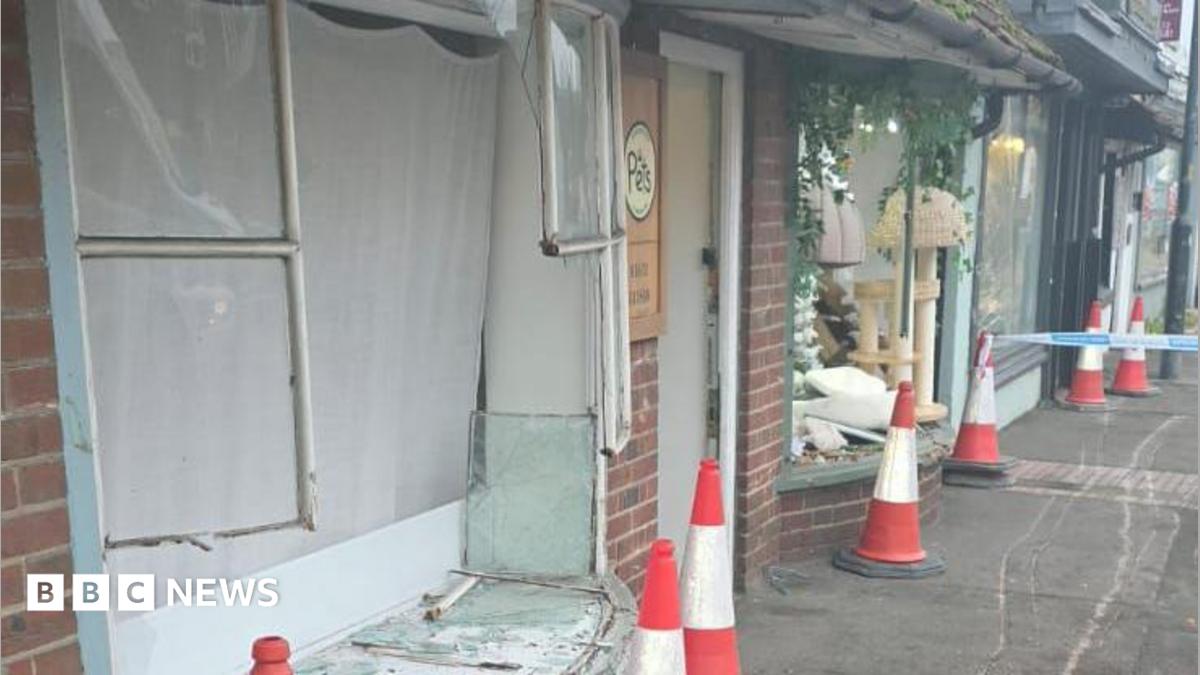 Marlborough shops damaged as scaffolding falls in lorry crash - BBC News