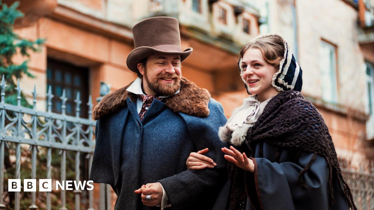 Hull Victorian Christmas features market, pantomime and carousel - BBC News