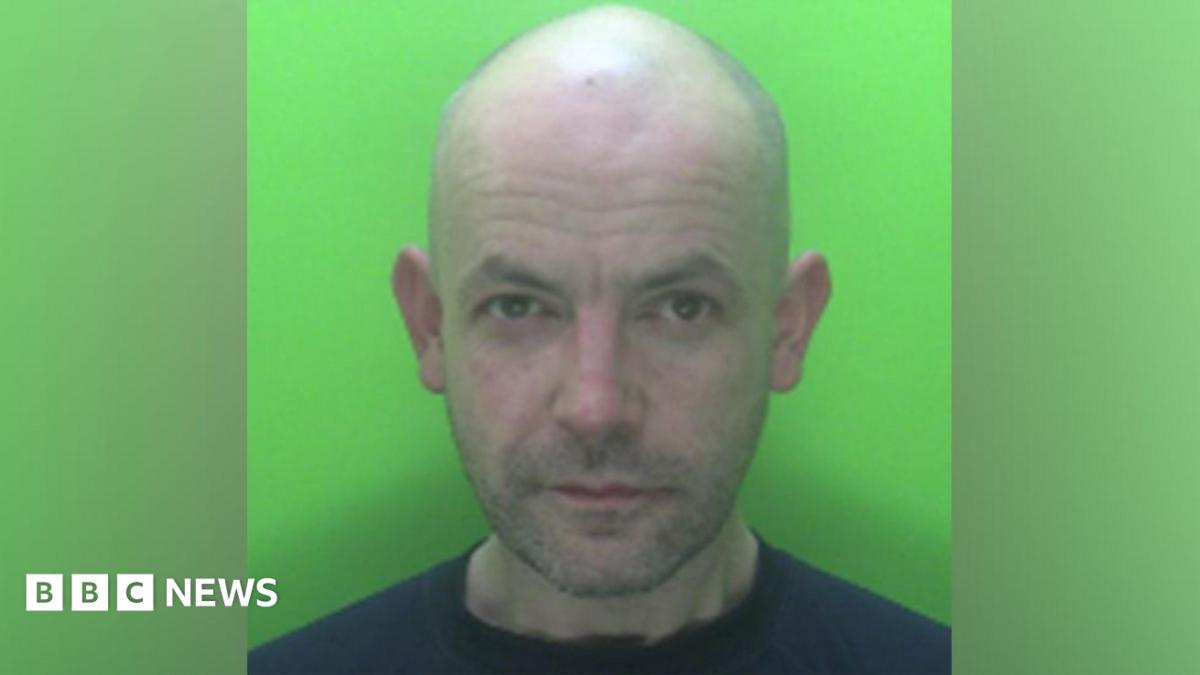 Newark: Drug dealer jailed after being caught in the act - BBC News
