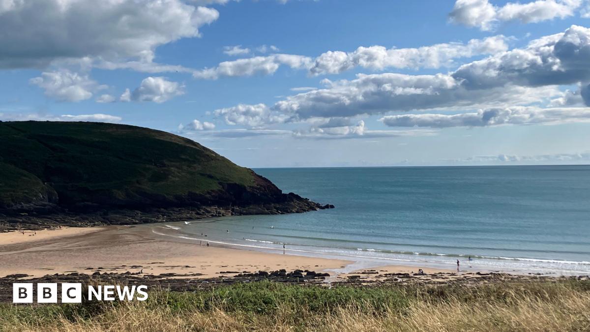 Police called to Manorbier beach as man's body found - BBC News