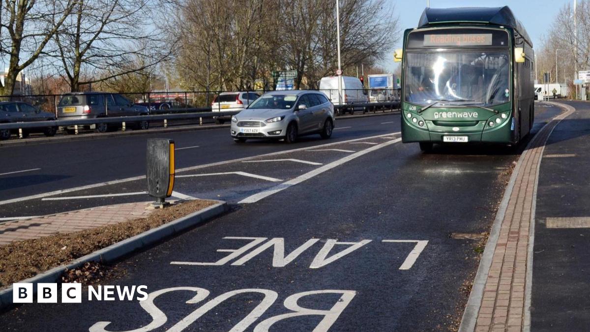Reading taxi drivers demand access to A33 bus lane - BBC News