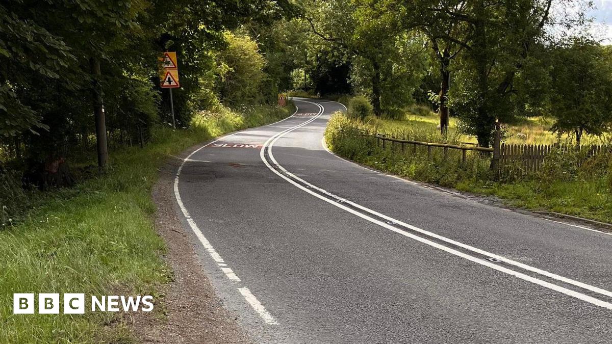 A436 crash: Four dead after car hits tree - BBC News