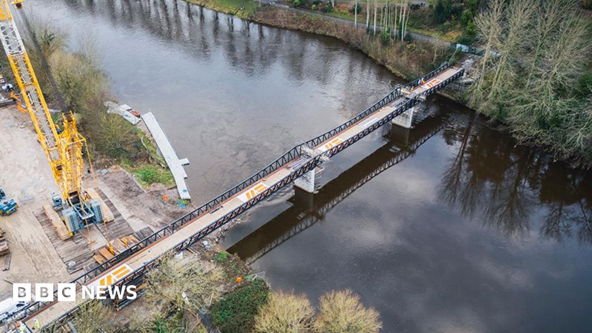 New £6.6m Preston tram bridge lifted into place - BBC News