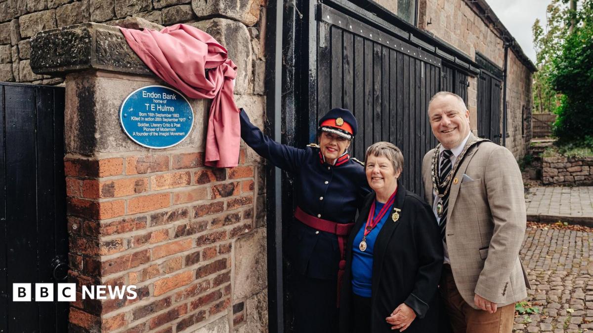 Blue plaque honours poet and soldier from Endon - BBC News