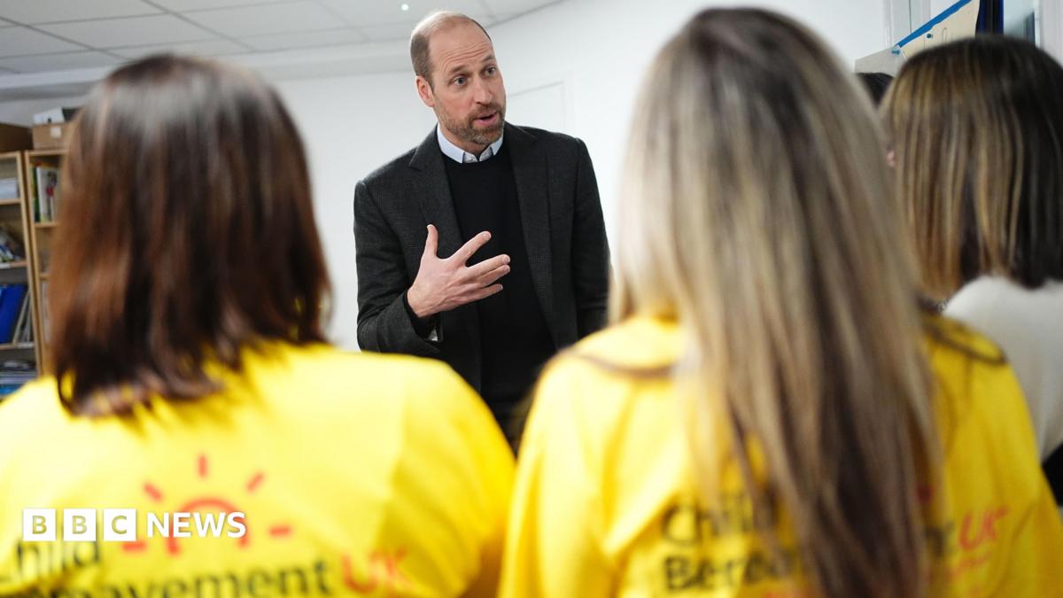 Widnes: Prince of Wales speaks to teens about losing loved ones - BBC News