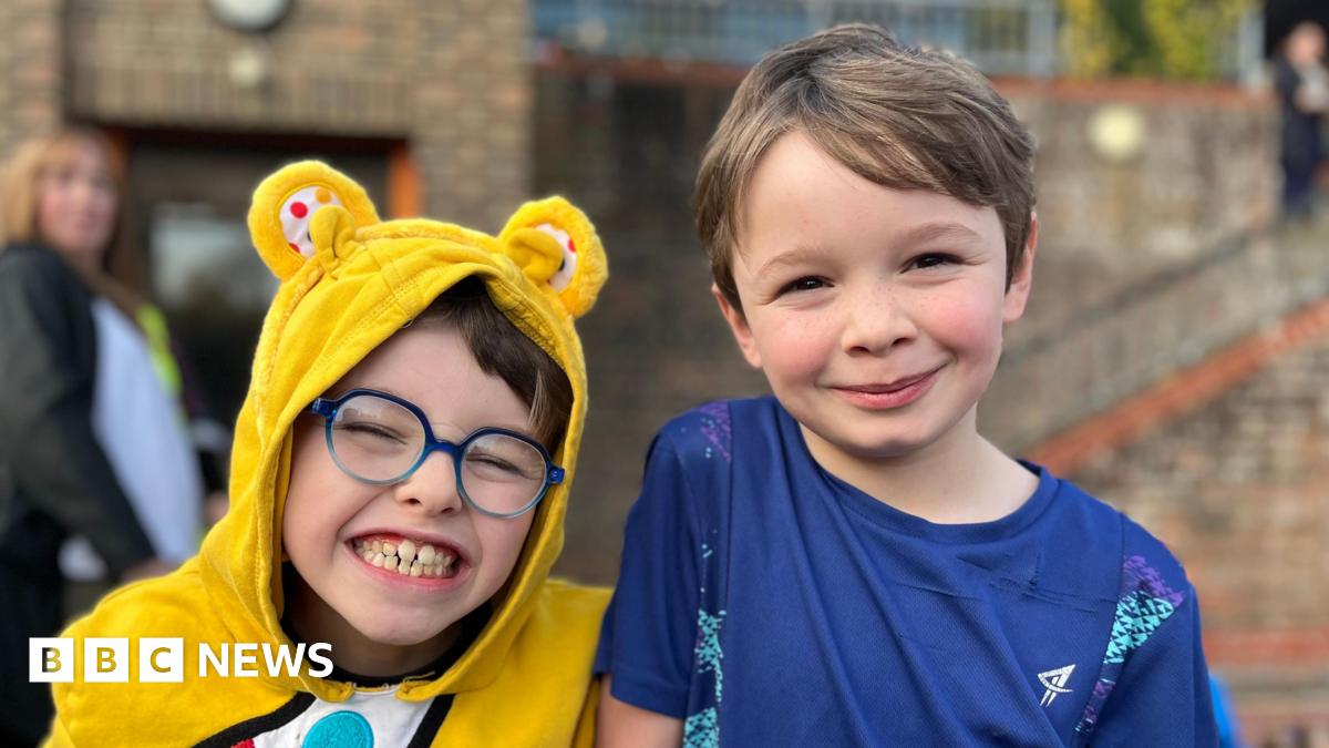 Children in Need: Classmates cheer on twins' charity fundraiser - BBC News