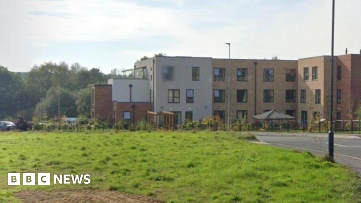 Daventry housing plan decision deferred by council - BBC News