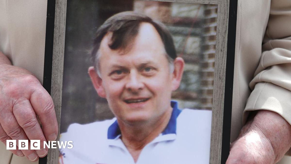 Sean Brown murder witness speaks about suspect sighting - BBC News