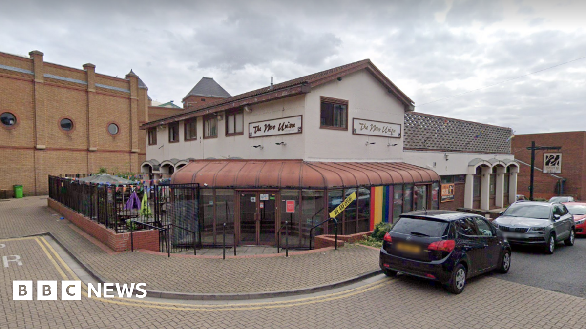 Wakefield: Man seriously injured in city centre assault - BBC News