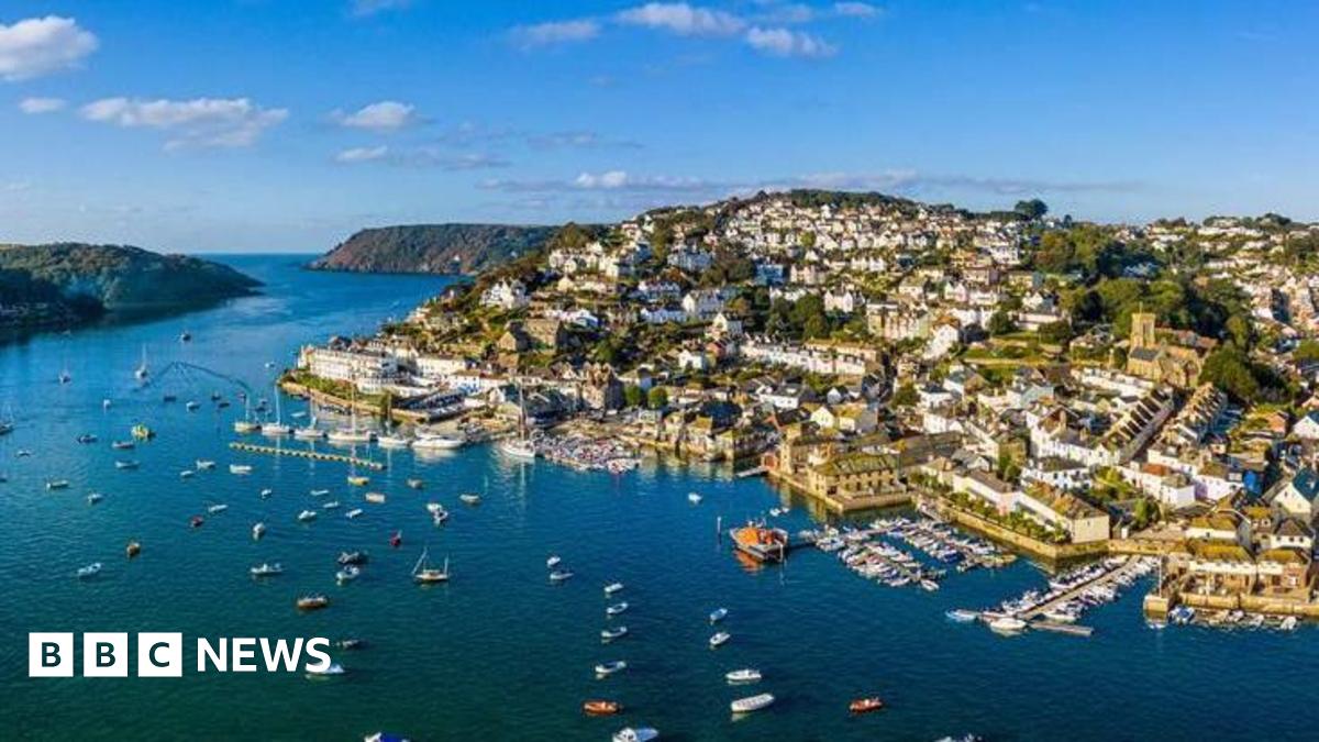 Summer policing boost for Devon coastal town - BBC News