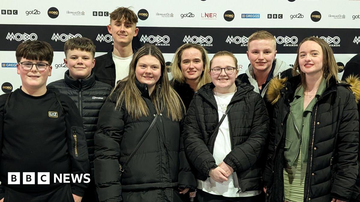 Deaf choir felt 'brave' to sing at MOBO Awards in Newcastle - BBC News