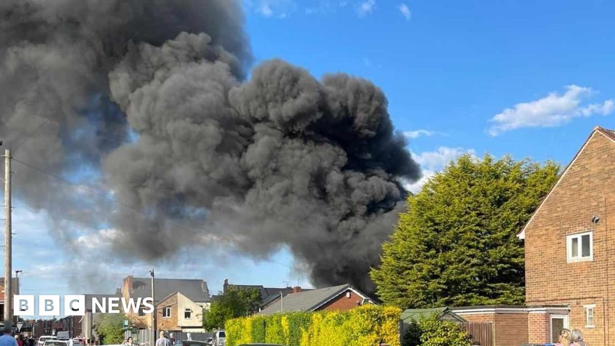 Fire crews deal with Derby bungalow blaze - BBC News