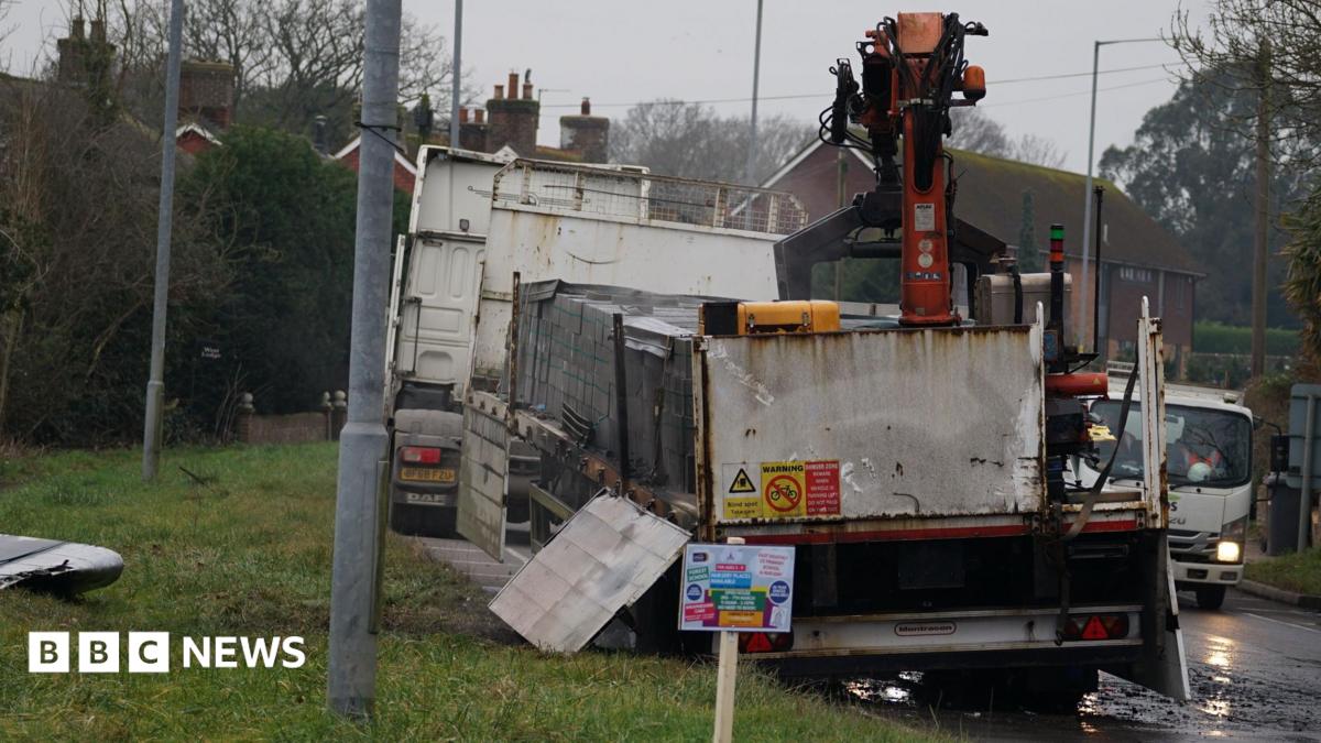 Hailsham: Lorry fire closes road - BBC News