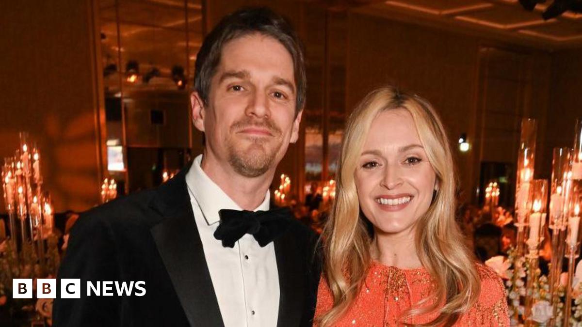 Fearne Cotton announces split from husband Jesse Wood - BBC News