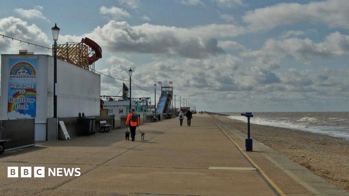 Hunstanton: Body found on beach was Glenys Shelton says coroner - BBC News