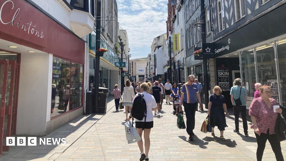Isle of Man records its hottest June day since records began - BBC News
