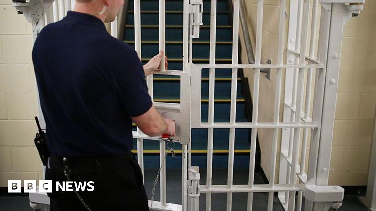 Kent: Rochester prison to get urgent improvements after report - BBC News