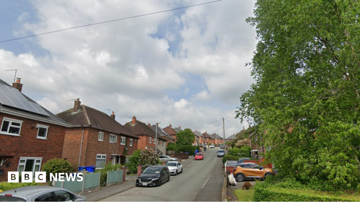 Longton: Further arrests over reports of armed group - BBC News