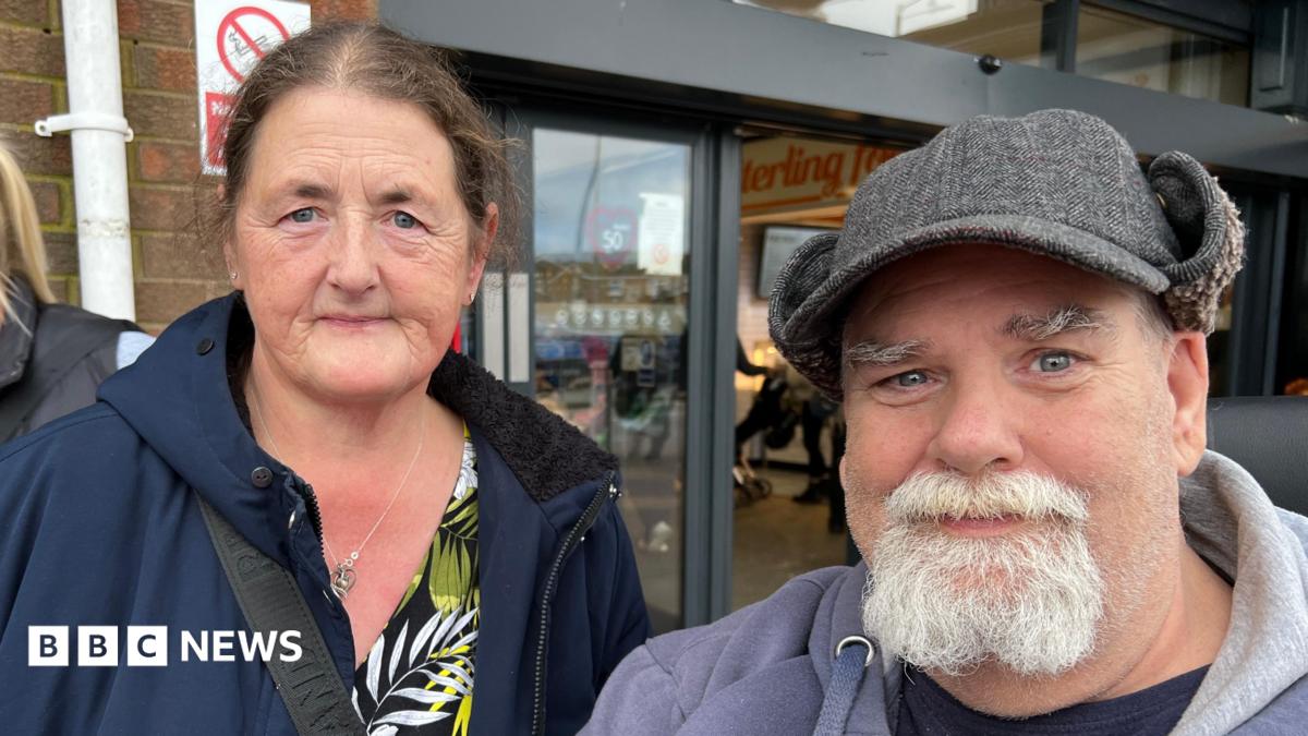 Hull and Grimsby residents criticise Post Office closure plans - BBC News