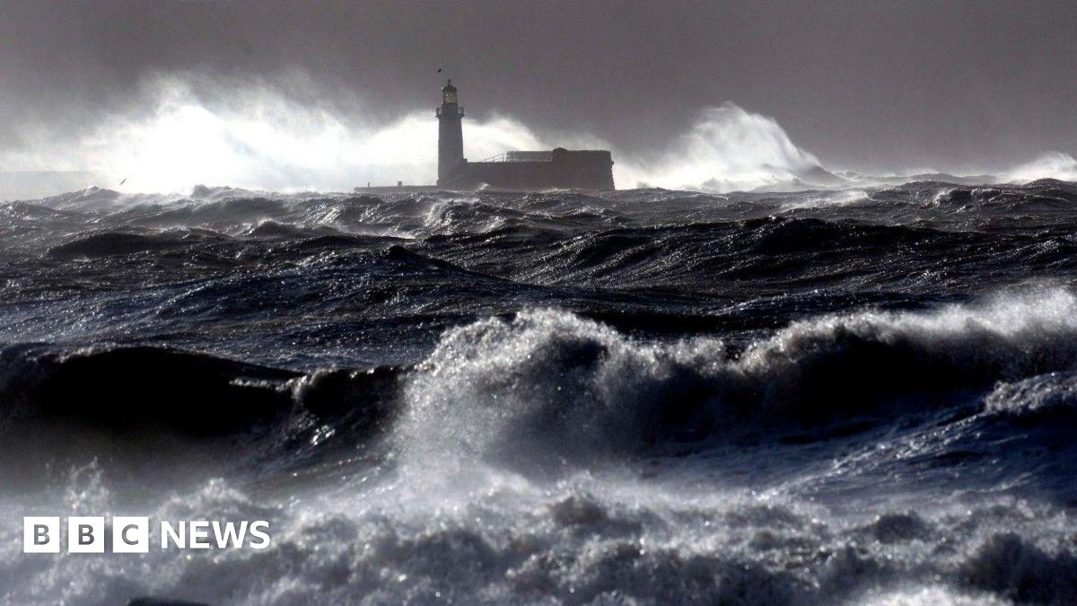 Cumbria, Devon and Cornwall warnings as Storm Ashley hits - BBC News