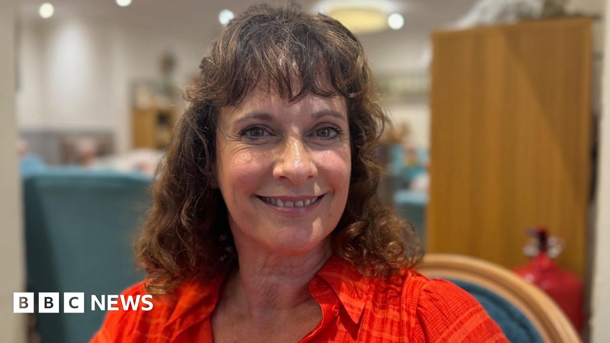 Emmerdale actress visits Shropshire care home for dementia charity - BBC News