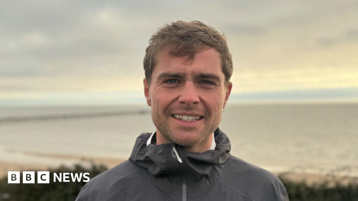 Walton-on-the-Naze runner beats ultramarathon world record - BBC News