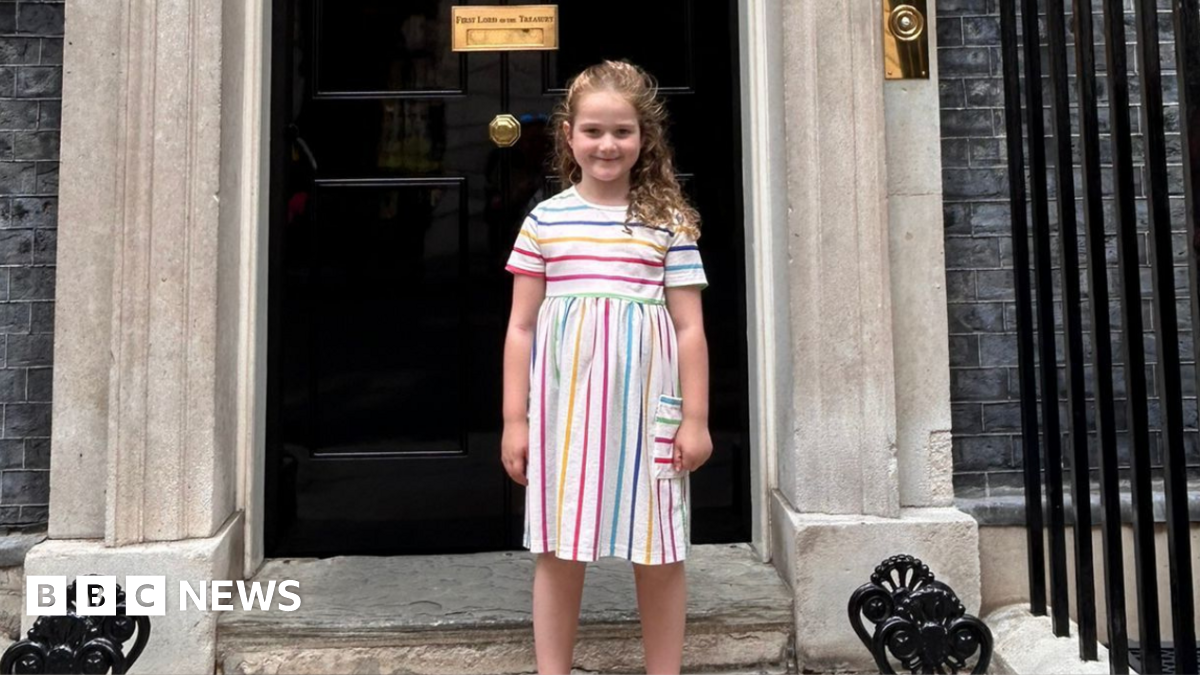 Girl, 6, delivers petition after Benedict Blythe allergy death - BBC News