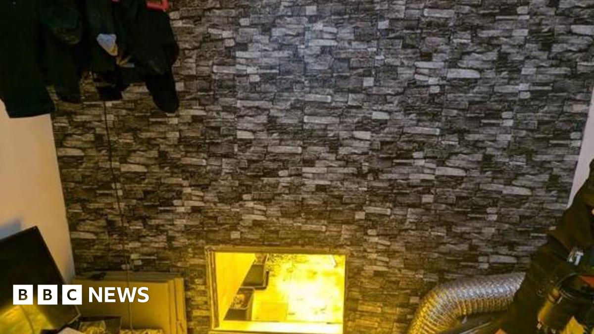 Batley: Police find weapons and drugs inside hidden room - BBC News