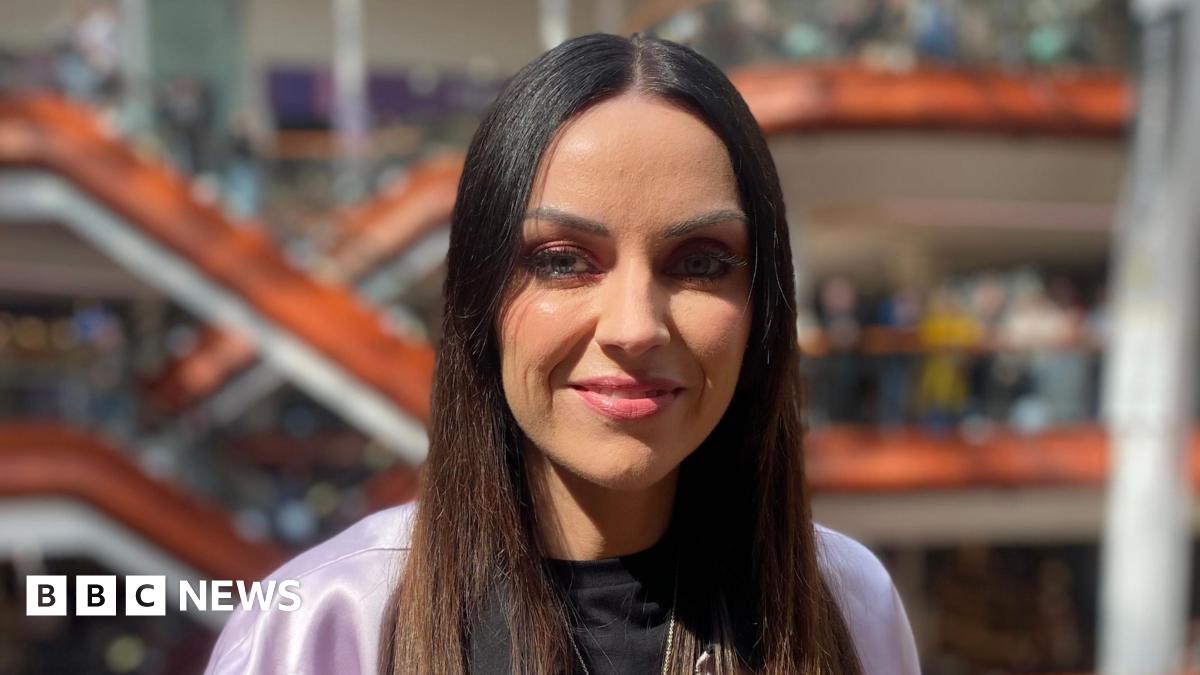 Singer Amy McDonald: '18 years and this will never feel normal' - BBC News