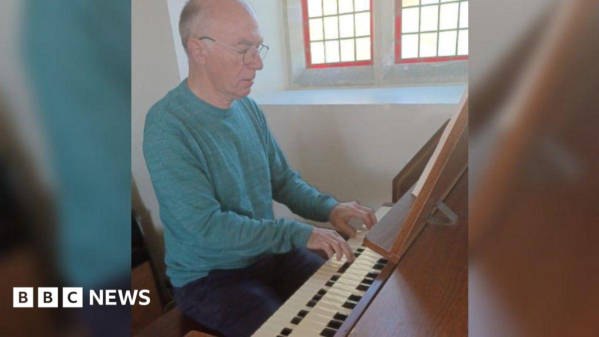 Wiltshire organist's 18-hour hymn recital for cancer charity - BBC News