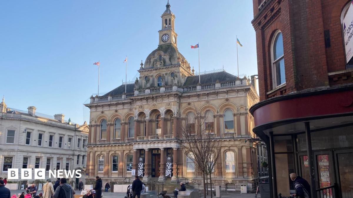 Suffolk's district council leaders oppose one unitary authority - BBC News