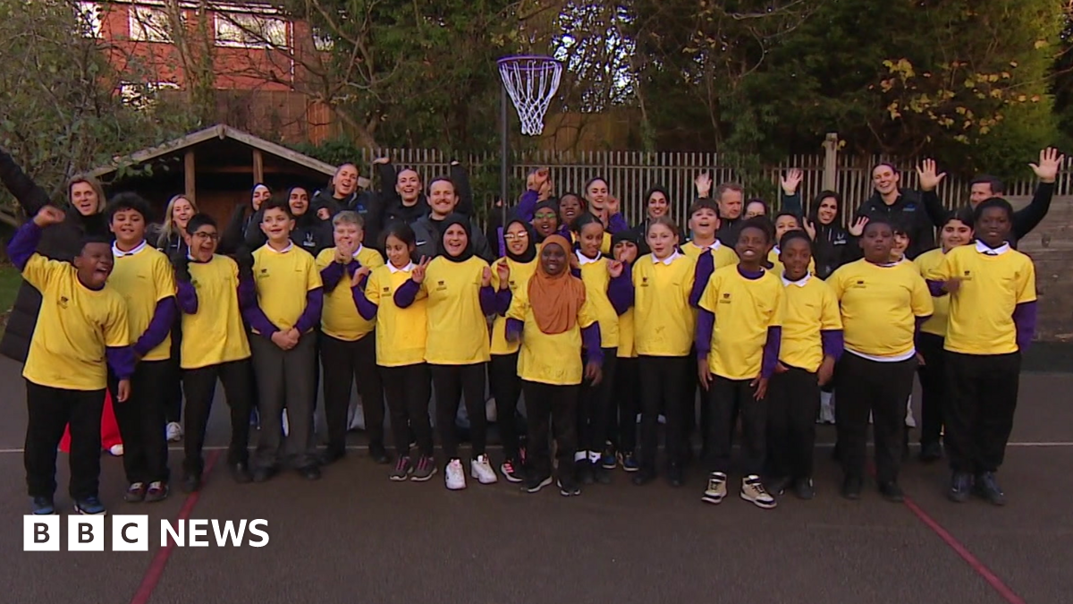 Birmingham Panthers introduce school pupils to netball - BBC News