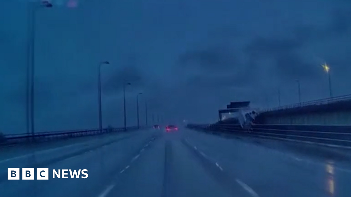M6: Dashcam captures lorry falling 60ft from Thelwall Viaduct - BBC News