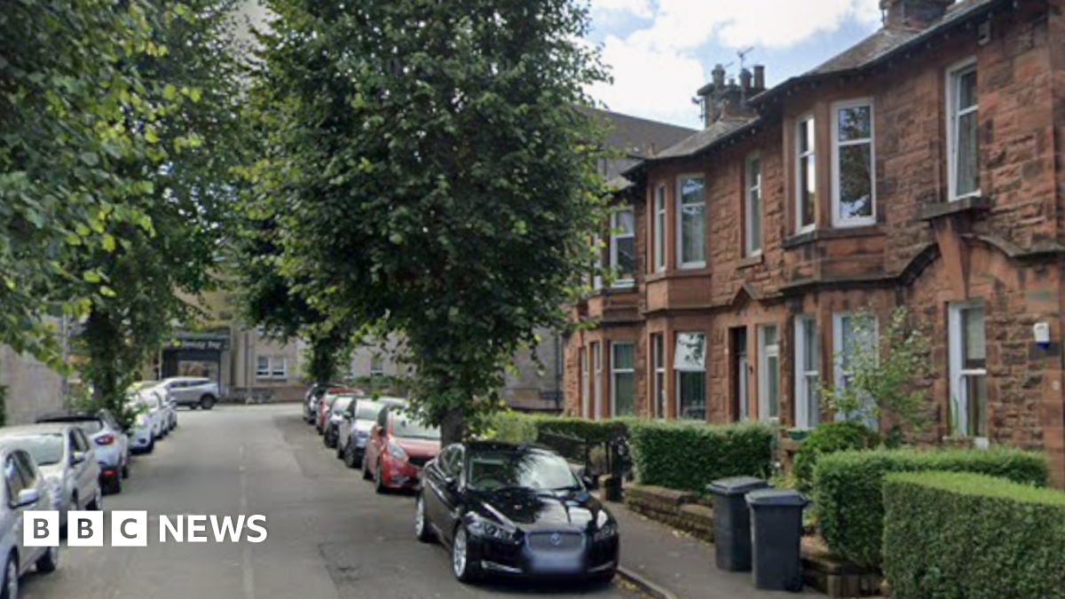 Man dies after being found injured on Inverclyde street - BBC News
