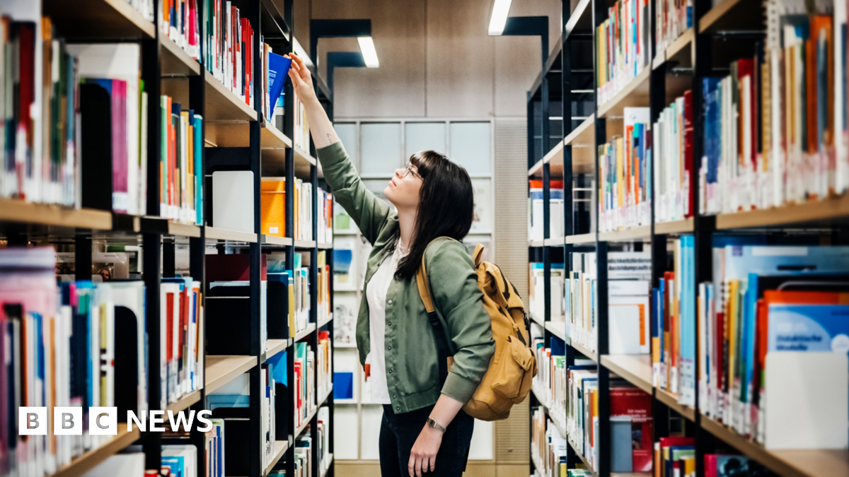 Campaigners urge pause in Birmingham's library closure plans - BBC News
