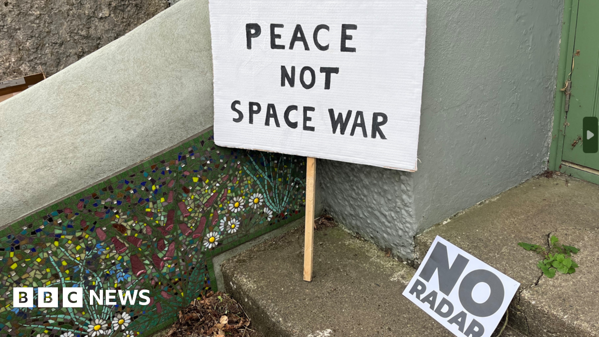 Pembrokeshire: Campaigners protest against space radar project - BBC News